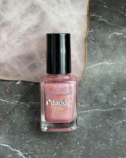 Бесконечно любуюсь в солнечных лучах голографическим лаком для ногтей ...